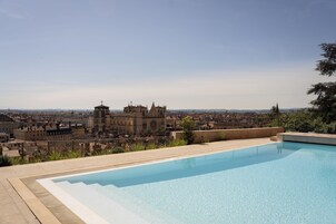 Piscina exterior, guarda-sóis, espreguiçadeiras 