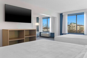 Suite, 2 camas queen-size | Cofre no quarto, secretária 