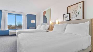 Suite, 2 camas queen-size | Cofre no quarto, secretária