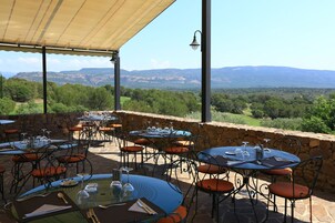 Café da manhã, almoço e jantar; culinária regional 