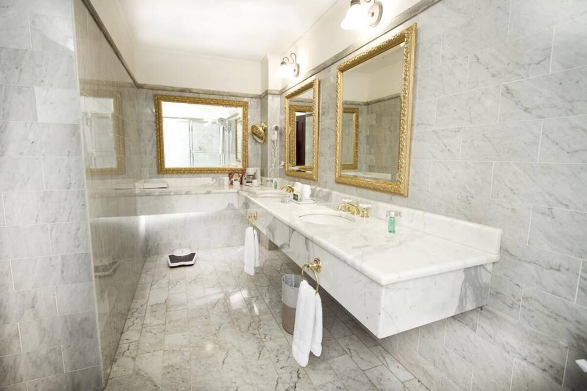 Lençóis de algodão egípcio, minibar, cofre no quarto, secretária