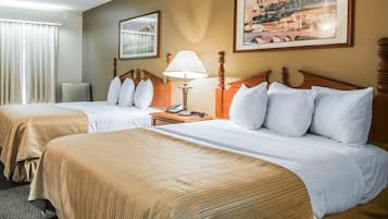 Camas com colchões pillow-top, escrivaninha, quartos à prova de som