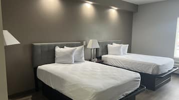 Quarto standard, 2 camas de casal, acessível, para não fumantes | Escrivaninha, ferros/tábuas de passar roupa, Wi-Fi de cortesia