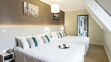 Quarto Familiar | Com decoração personalizada, secretária, cortinas/cortinados opacos