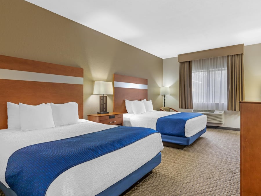 Quarto Standard, 2 camas queen-size, acessível, frigorífico e micro-ondas | Secretária, secretária adequada para computadores portáteis