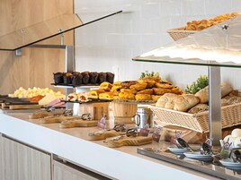 Café da manhã com buffet todos os dias (EUR 13 por pessoa)