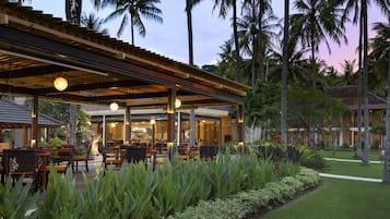 2 restaurantes, pequenos-almoços servidos