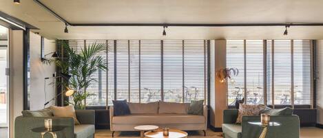 Uma sala de estar moderna com um conjunto de sofá, uma mesa de centro e luminárias decorativas.