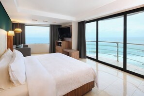 Cofres nos quartos, escrivaninha, ferros/tábuas de passar roupa