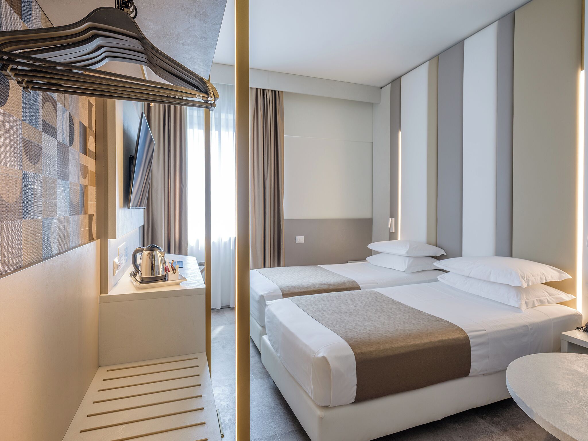 Edredões de penas, minibar, cofre no quarto, secretária 