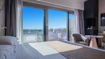 Edredões de penas, minibar, cofre no quarto, secretária