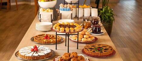 Café da manhã, almoço e jantar; local e internacional