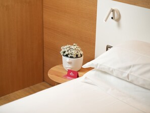 Minibar, cofre com capacidade para portátil, secretária 