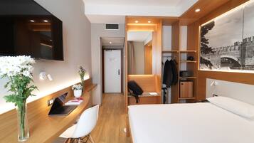 Quarto casal superior, 1 cama King | Frigobar, cofres nos quartos, escrivaninha, cortinas blackout