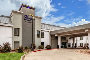 Sleze Inn, um hotel da rede Choice Hotels, apresenta um design moderno, entrada visível e área de estacionamento.