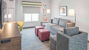 Suite, 1 cama king-size, não fumadores | Sala de estar | Televisor LCD de 32 polegadas com canais por cabo, televisor