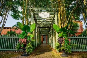 Serviço de café da manhã, culinária do sul, vistas para o jardim 