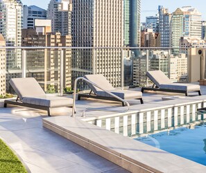 Terraço com espreguiçadeiras