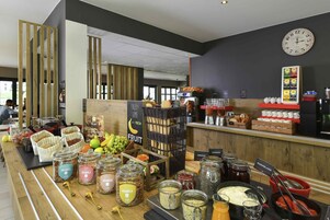 Pequeno-almoço tipo buffet diário (17 EUR por pessoa)