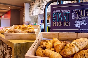 Café da manhã com buffet todos os dias (CHF 21 por pessoa) 