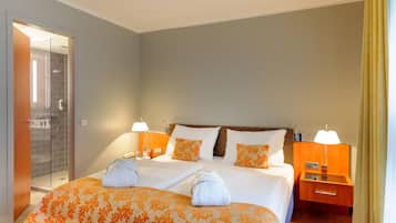 Roupas de cama premium, frigobar, cofres nos quartos, escrivaninha
