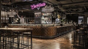 2 restaurantes, que servem almoços, jantares, também cozinha local 