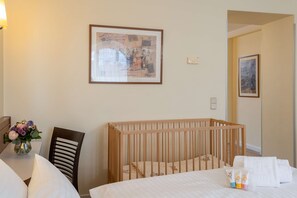Frigobar, cofres nos quartos, escrivaninha, quartos à prova de som