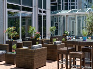 Jantares servidos, cozinha internacional, com vista para o jardim 