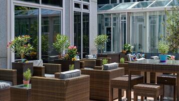 Serviço de jantar, culinária internacional, vistas para o jardim