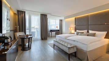 Roupa hipoalergénica, minibar, cofre com capacidade para portátil