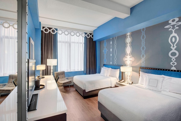 Camas com colchões pillow-top, escrivaninha, cortinas blackout