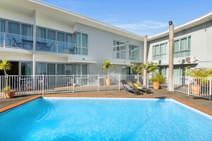 Piscina exterior, espreguiçadeiras 