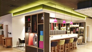 Uma área de bar moderna com mobiliário de madeira, balcão e iluminação pendente.