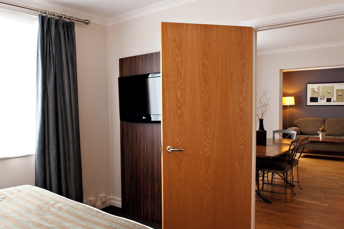 Suíte, 1 quarto, vista para a cidade (Super King) | 20 quartos, roupas de cama premium, escrivaninha