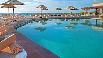 2 piscinas externas, guarda-sóis, espreguiçadeiras
