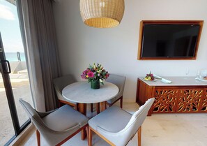 Family Suite with Terrace | Área de estar | TV LED 32 polegadas com canais a cabo, TV