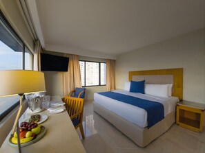 Quarto lua de mel | Cofres nos quartos, escrivaninha, espaço de trabalho para notebook