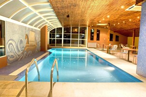 Piscina interior, espreguiçadeiras 
