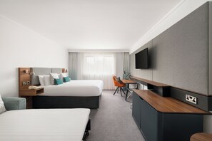 Minibar, cofre no quarto, secretária 