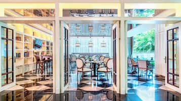 5 restaurantes, pequenos-almoços servidos, cozinha internacional