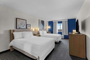 Quarto, 2 camas queen-size | Roupa de alta qualidade, edredões de penas, com decoração personalizada 