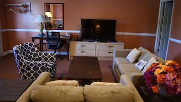 Quarto Standard, 1 cama king-size (King Bed Suite Non Smoking) | Sala de estar | Televisor