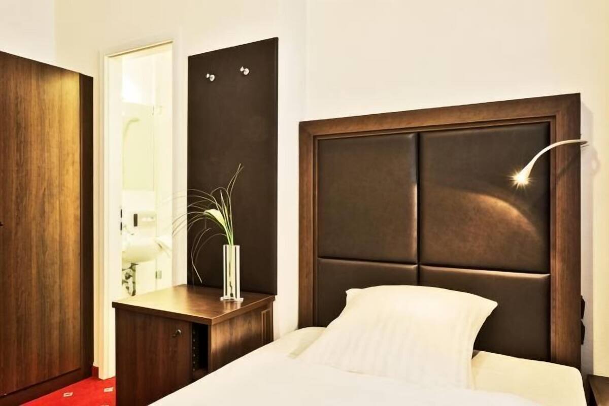 Roupa hipoalergénica, secretária, Wi-fi grátis, roupa de cama fornecida