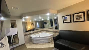 Roupas de cama premium, cofres nos quartos, escrivaninha