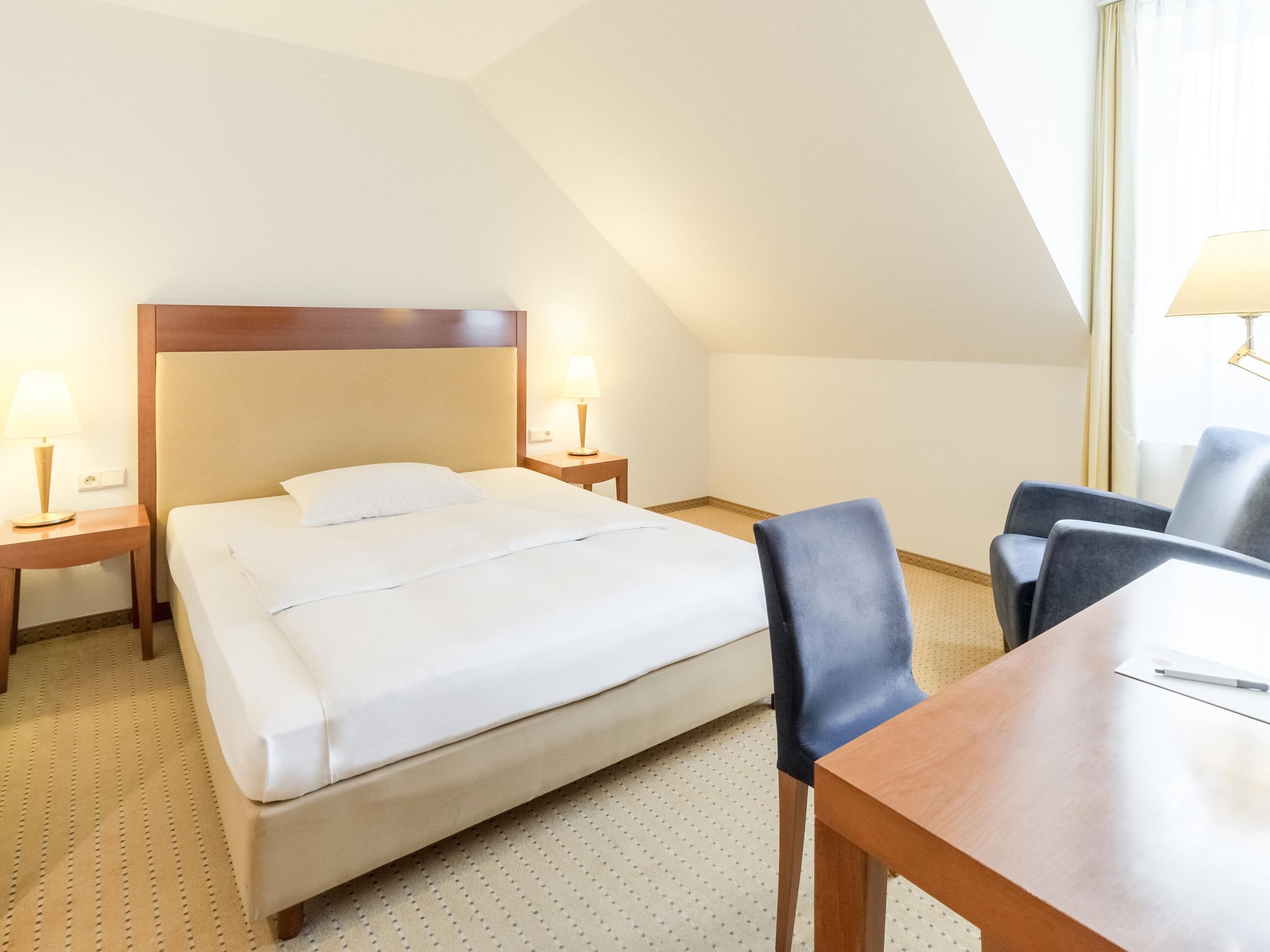 Quarto Standard | Roupa hipoalergénica, minibar, secretária, cortinas/cortinados opacos 