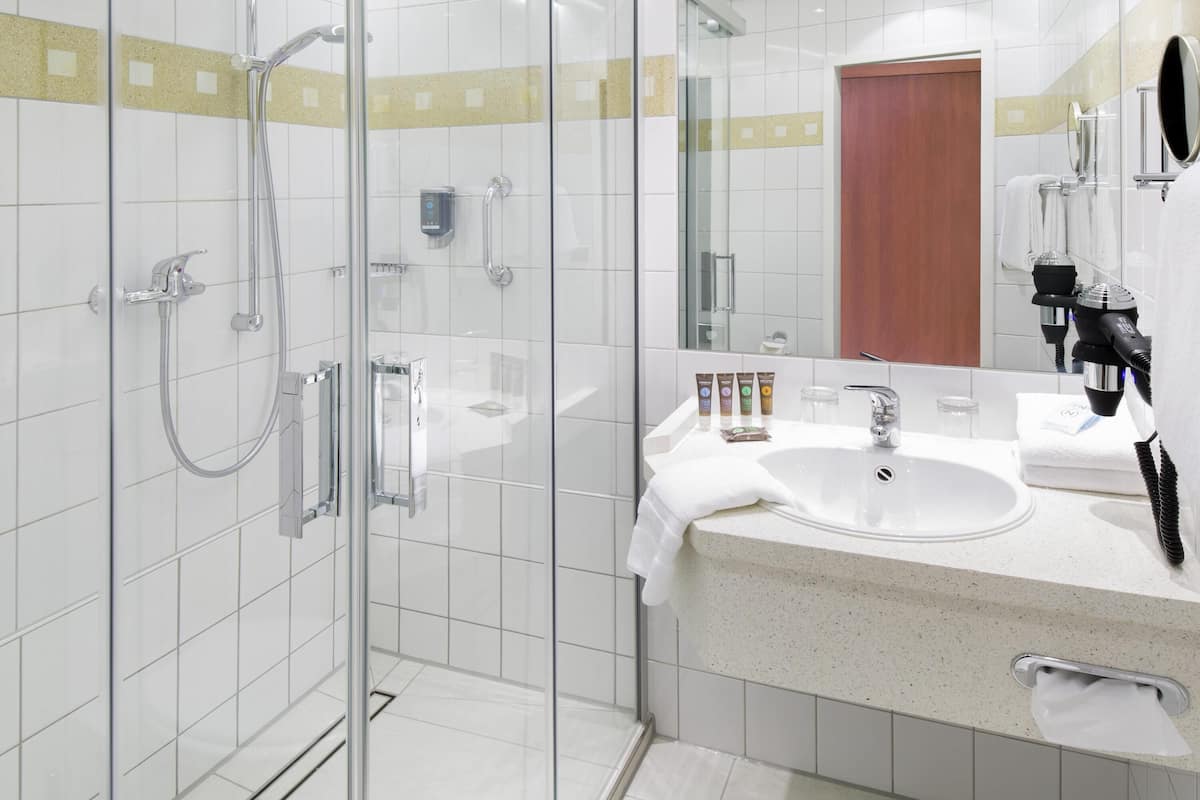 Roupa hipoalergénica, minibar, secretária, cortinas/cortinados opacos