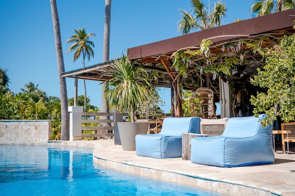 2 piscinas externas, barracas de cortesia, espreguiçadeiras