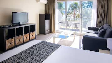 Cofre no quarto, com decoração personalizada