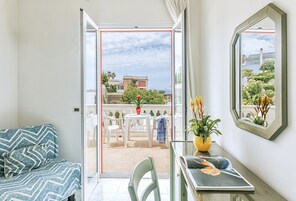 Quarto triplo, vista para o mar | Cofres nos quartos, escrivaninha, cortinas blackout, Wi-Fi de cortesia