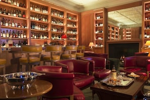 2 bares/lounges